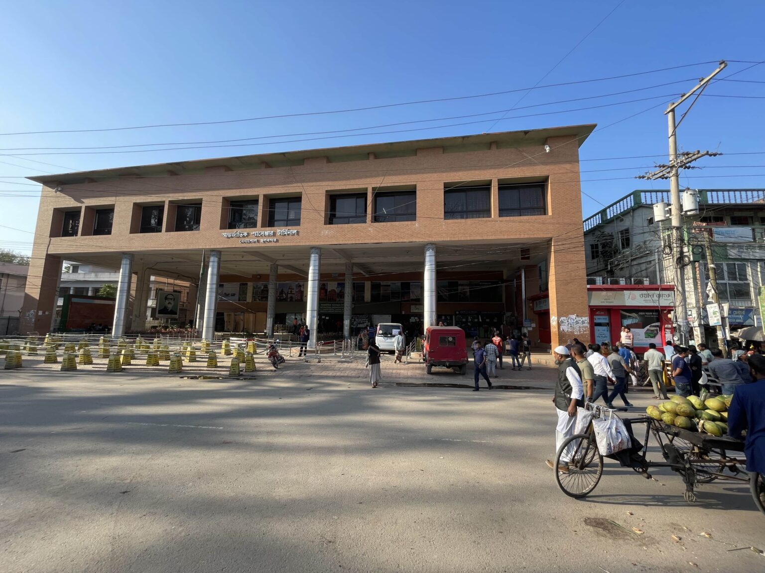 How to cross the Petrapole/Benapole border between India and Bangladesh ...