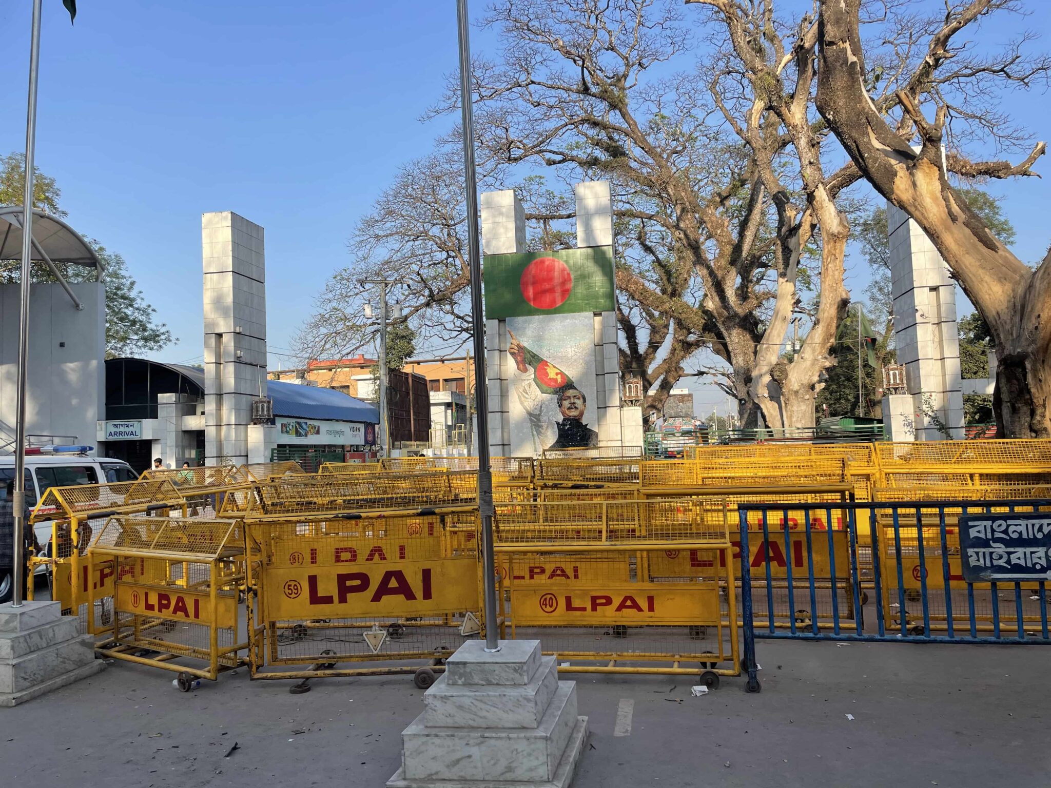 How to cross the Petrapole/Benapole border between India and Bangladesh ...