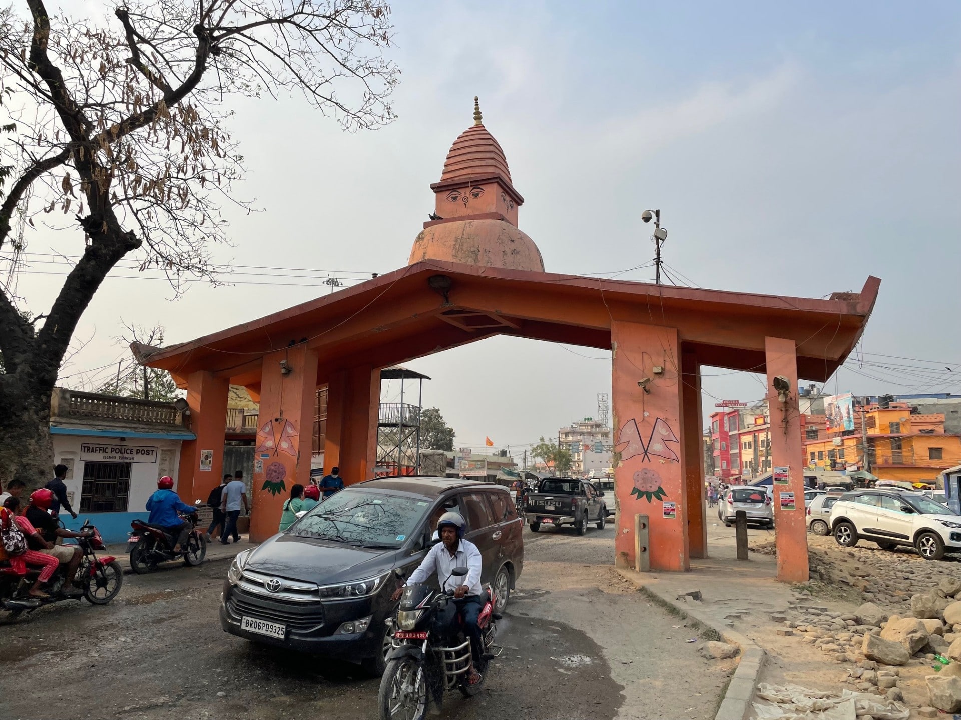 How to cross the Sonauli border between India and Nepal - WhirledAway