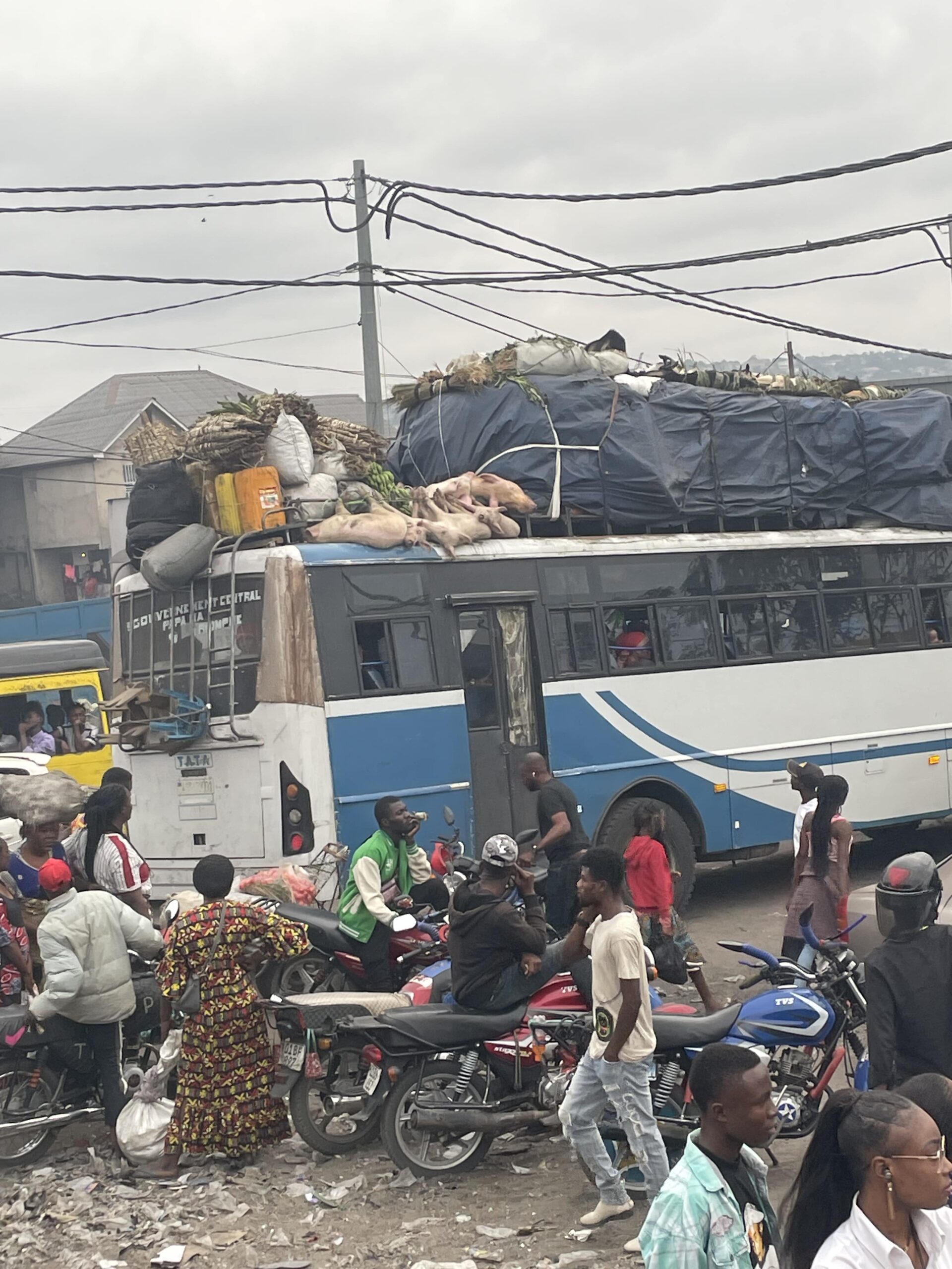 Crossing the border between DR Congo (Lufu) and Angola (Luvo) - WhirledAway