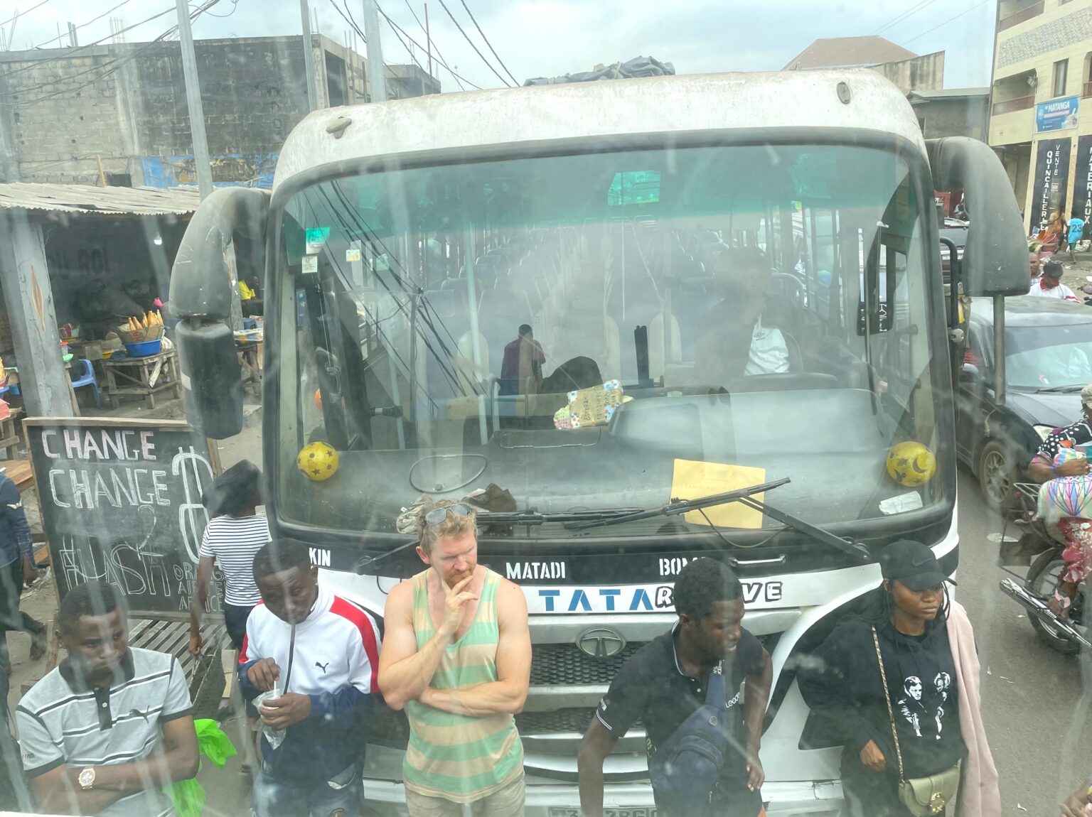 Crossing the border between DR Congo (Lufu) and Angola (Luvo) - WhirledAway