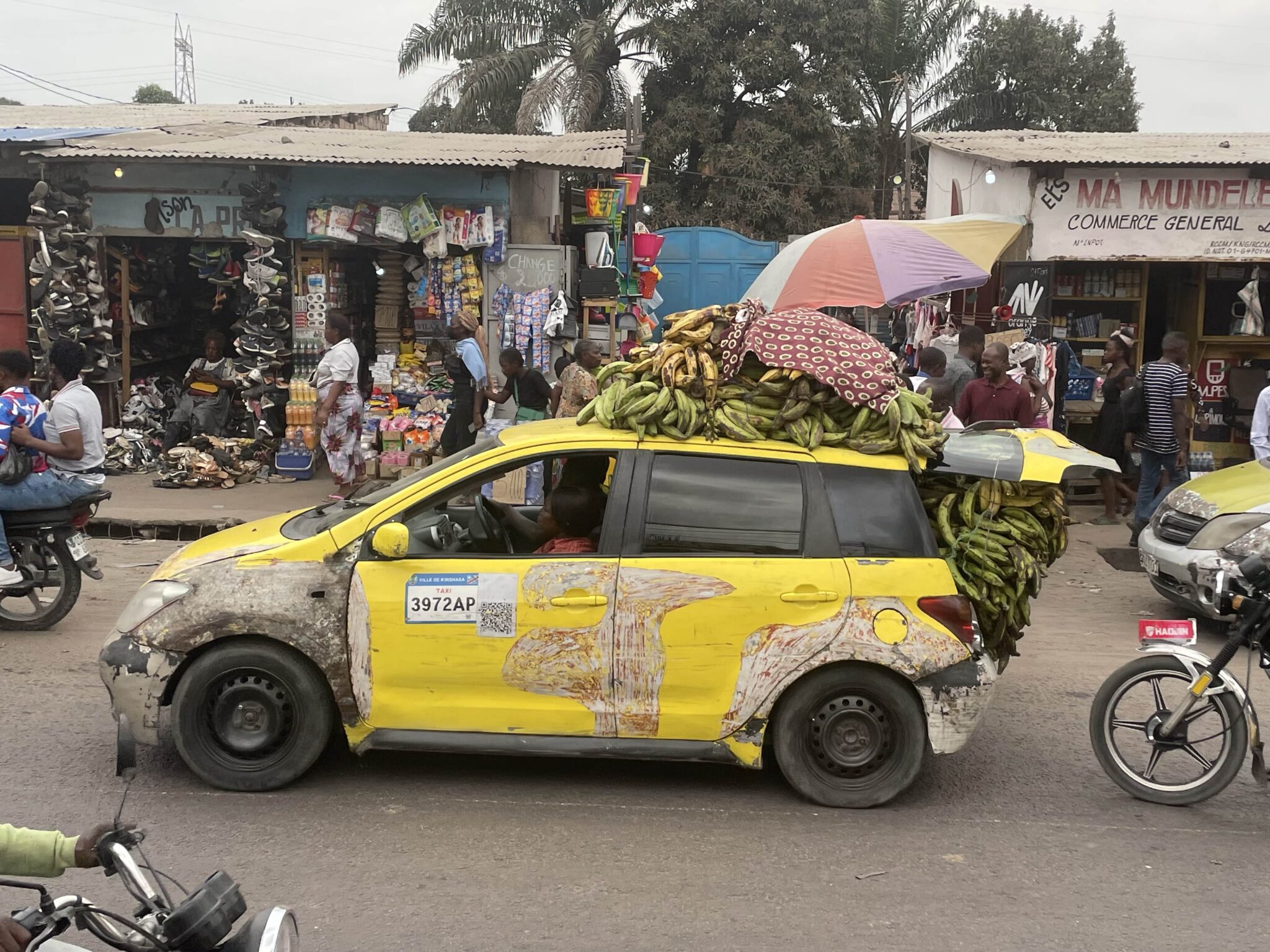 Crossing the border between DR Congo (Lufu) and Angola (Luvo) - WhirledAway
